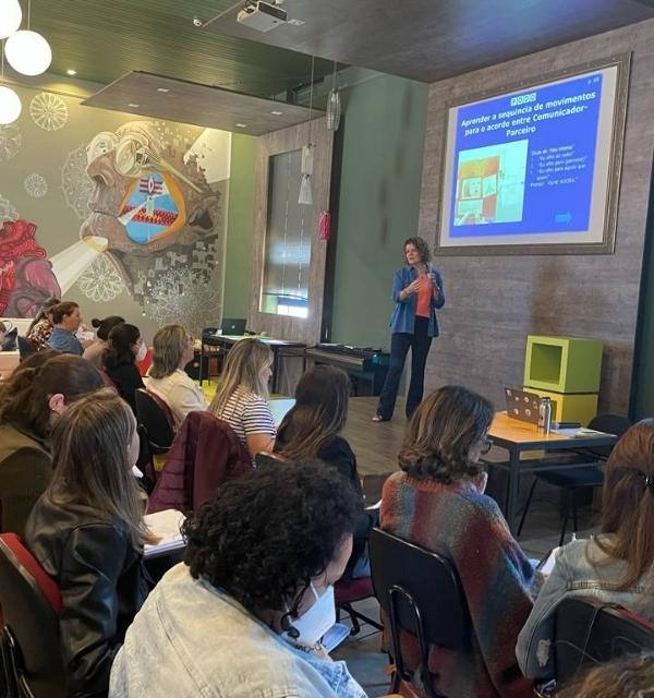 Clarear Fonoaudiologia | Cursos e Consultoria | CSA e PODD